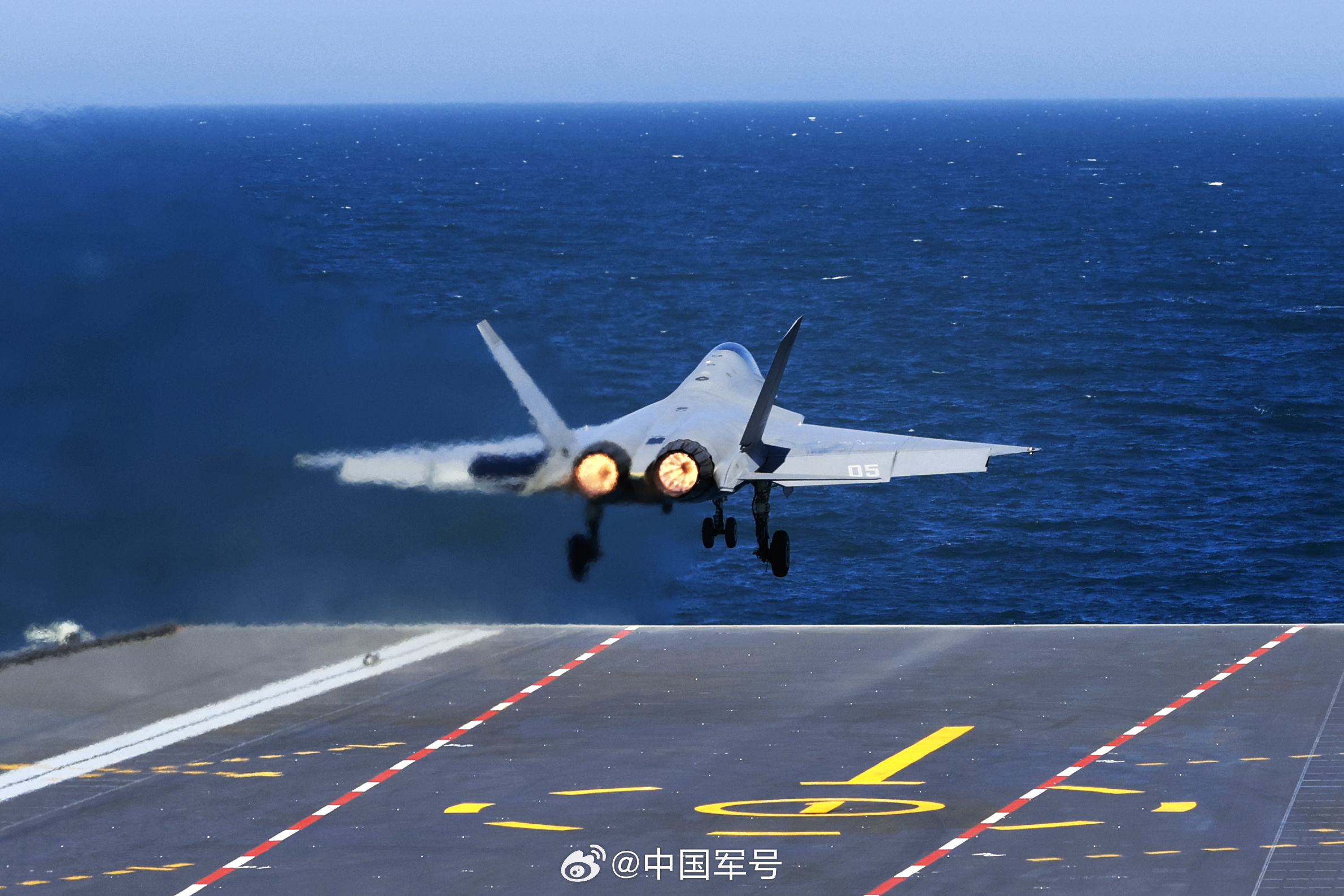 福建舰成功弹射三型舰载机-新华网