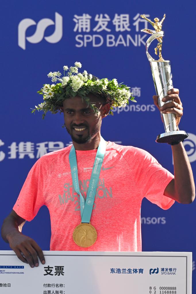 2025上海马拉松科斯盖刷新赛会女子纪录-新华网