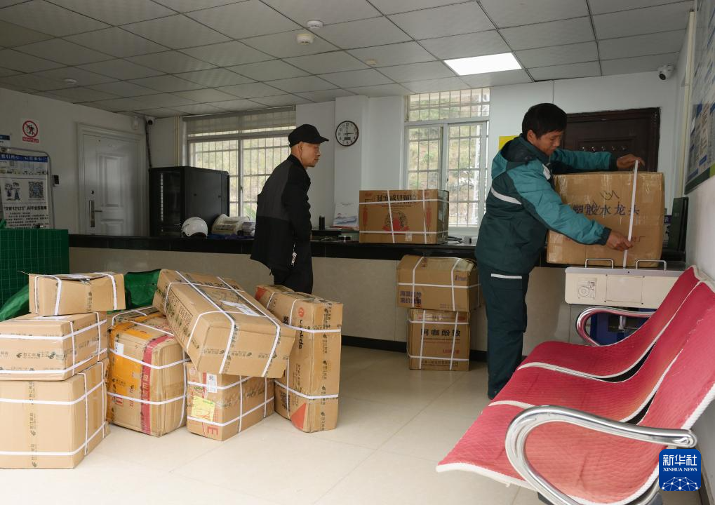 新华全媒+·新春走基层｜桑南才：扎根边寨邮路 服务各族群众-新华网