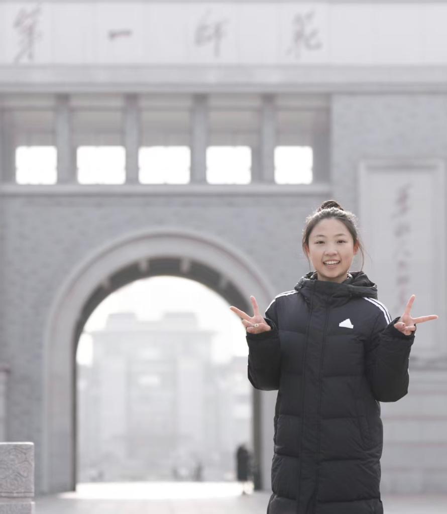 在长城诵诗的陈欣妍，愿你永葆热爱、一往无前-新华网