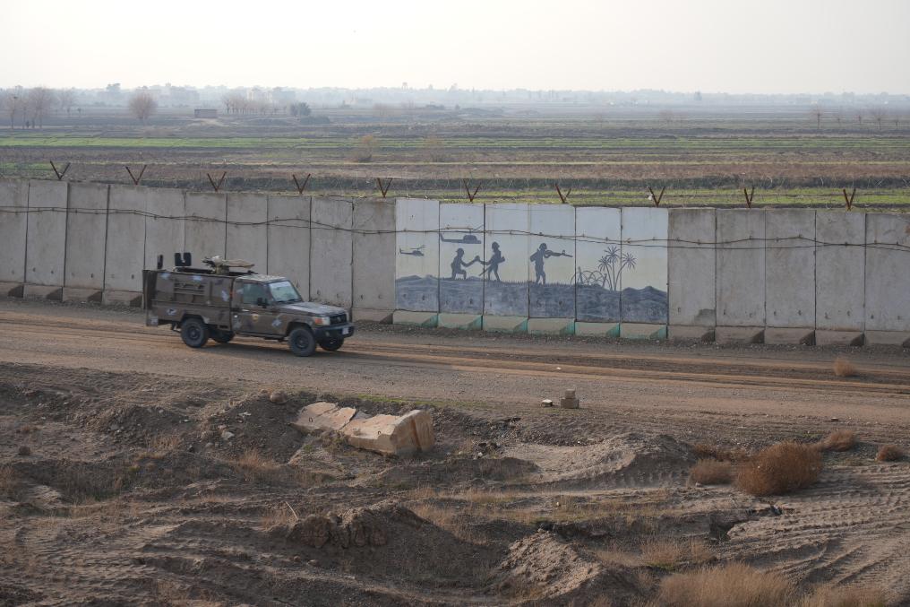 一线Vlog丨记者探访伊叙边境-新华网